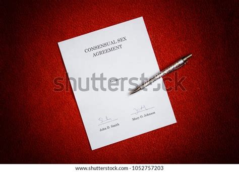 18 en la categoría Consensual sex couple de fotos e imágenes de stock libres de regalías