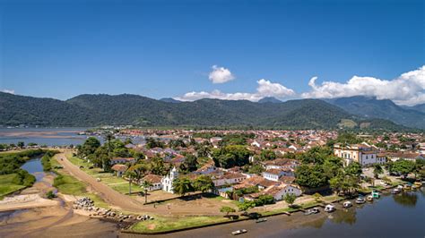 배경과 맑은 하늘에 푸른 산이 있는 유서 깊은 마을 파라티의 파노라마 조감도 브라질 유네스코 세계 문화 유산 0명에 대한 스톡 사진 및 기타 이미지 Istock