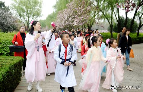 小学生穿汉服踏青称自己比仙女还美 老师带孩子们赏景普及知识 搜狐大视野 搜狐新闻