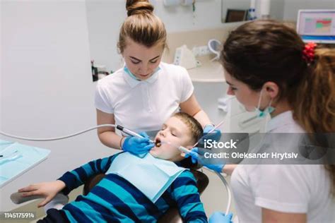 아이의 치과 의사와 보조 검사 소년의 이빨 그는 사무실에서 치과의 자에 앉아 있는 동안 여성 치과 의사 Radiographer에 대한 스톡 사진 및 기타 이미지 Istock