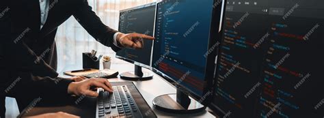 Команда разработчиков программного обеспечения работает вместе в офисе