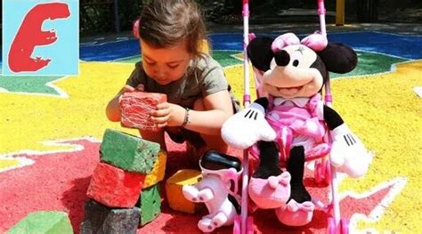 ემილი სეირნობს მზიურის პარკში მინი მაუსთან ერთად Смотреть онлайн в поиске Яндекса по Видео