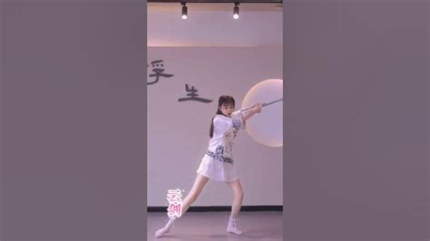 这么好看的小姐姐舞剑你喜欢吗 剑舞 舞剑 剑花 内娱掌管长腿的神 Hanfu Beautiful Hanfudress Clothes 汉服 汉服 Dance 马面裙