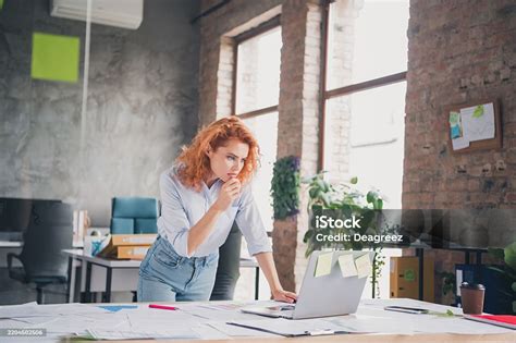 성공한 젊은 사업가 여자의 사진 노트북 사용 숙고하다 현대 로프트 인테리어 사무실 실내 30 34세에 대한 스톡 사진 및 기타 이미지 30 34세 고용과 노동 곱슬