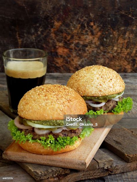 검은 콩 상 추 절인된 양파 오이 나무 배경에 어두운 맥주 한 잔의 절단과의 채소 햄버거 텍스트를 위한 공간 0명에 대한 스톡