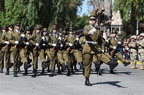 Con El Izamiento Del Pabellón Nacional Y Desfile Carabineros Conmemoró
