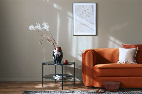 디자인 벨벳 광석 소파 모의 포스터 프레임 커피 테이블 베개 장식 및 현대적인 홈 장식의 우아한 액세서리와 세련된 거실 인테리어의 미니멀 한 개념 템플렛 모던 양식에 대한