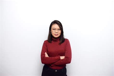 십자가 팔과 젊은 아름다운 아시아 여성의 카메라를보고 흰색 배경에 고립 된 빨간 셔츠 여자에 대한 스톡 사진 및 기타 이미지 여자 한 명의 여자만 팔짱 낌 Istock
