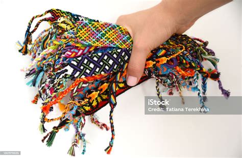 흰색 배경에 매듭이있는 자수 실로 만든 많은 짠 다색 Diy 우정 팔찌를 들고있는 여성의 손 우정팔찌에 대한 스톡 사진 및 기타 이미지 Istock