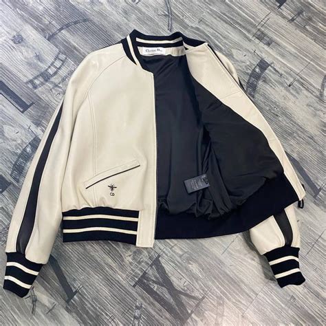 Бомбер — ціна 8500 грн у каталозі Куртки Купити жіночі речі за доступною ціною на Шафі Україна