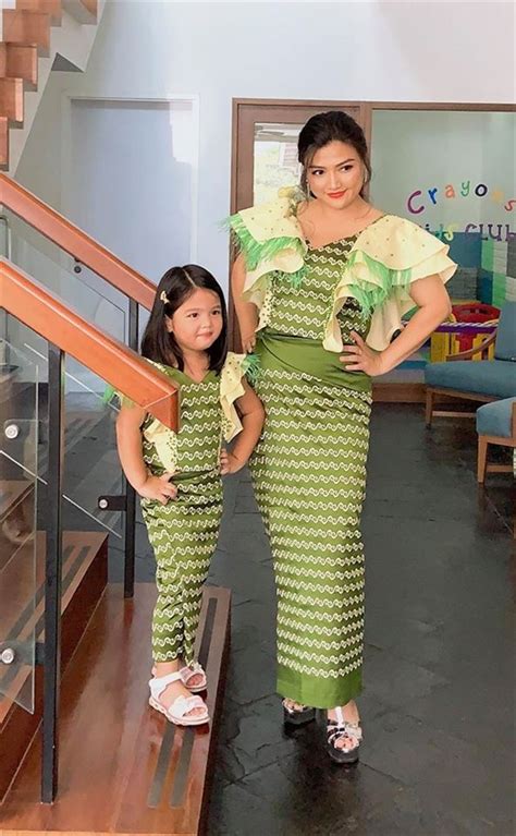 အလှပြင်နေတာကို ငြိမ်ငြိမ်လေးခံပြီးတော့ မေမေနဲ့ဆင်တူဖက်ရှင်လေးတွေဝတ်ကာ