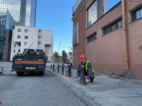 Зөвшөөрөлгүй барьсан төмөр хаалт шонгуудыг буулгажээ