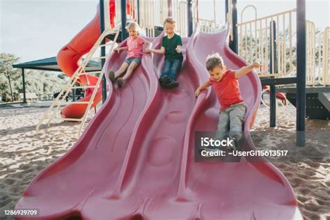 여름 화창한 날에 야외 놀이터 학교 마당에서 미끄러지는 활동적인 행복한 백인 아이들 재미 있는 아이 친구 소년 소녀 계절에 따라 아이들은 외부에서 활동합니다 본격적인 어린