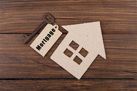 부동산 개념 주택 구입을위한 모기지 나무 배경에 태그와 골판지 집이있는 오래된 열쇠 0명에 대한 스톡 사진 및 기타 이미지 0명 개념 구매 Istock