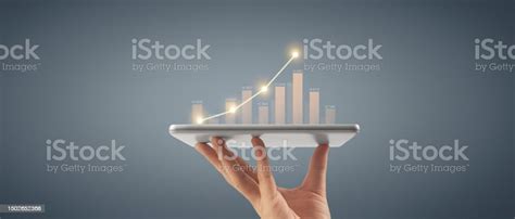 계획 그래프 성장 및 차트 긍정적 지표의 증가 태블릿을 손에 들고 가격에 대한 스톡 사진 및 기타 이미지 가격 전략 컴퓨터 모니터 Istock