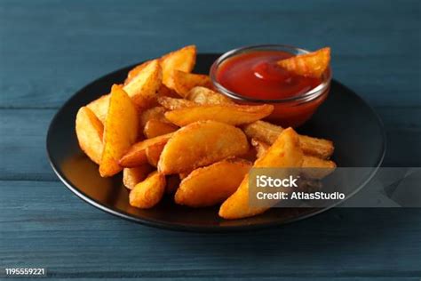 구운 감자 쐐기 조각 파란색 나무 배경에 빨간 소스 텍스트 공간 접시 근접 촬영 감자 요리에 대한 스톡 사진 및 기타 이미지 감자 요리 감자 칩 굽기 Istock
