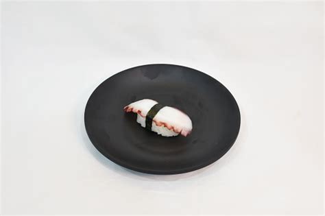 검은 접시에 타코 니기리 스시 또는 문어 초밥 흰색 배경으로 고립 0명에 대한 스톡 사진 및 기타 이미지 0명 건강에 좋지 않은 음식 건강한 생활방식 Istock
