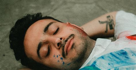 간 개인 스타일 거리 사진 거리 예술 고요한 남성 남자 다채로운 도시의 독창성 묵상 문신 문화적 바디