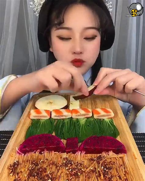 چالش تند خوری میو وسبزیجات فیلو