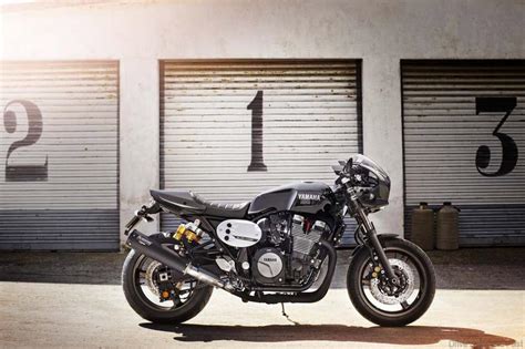 Yamaha Unveils The Xjr1300 And The Xjr 1300 Racer Drive Safe And Fast