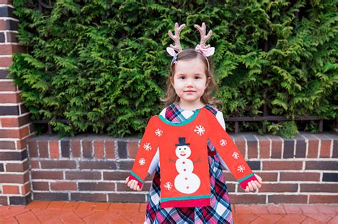 골판지 못생긴 크리스마스 스웨터와 재미 여자의 초상화 아이들과 함께 휴일 제로 폐기물 공예 아이들은 재미있는 창조적 인 Xmas Diy 개념으로 상자를 재활용 12월에 대한