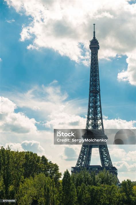 에펠 탑 파리 기호 및 하늘에 구름과 화창한 날에 프랑스에서 아이코 닉 랜드마크 유명한 관광 장소 및 낭만주의 목적지 유럽 여행 휴일 및 관광 개념 건물 외관에 대한 스톡