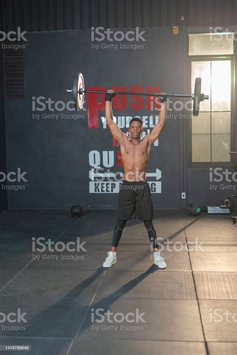 잘 생기고 근육질의 흑인 아프리카 남성이 체육관에서 언론 역도를하고 있습니다 25 29세에 대한 스톡 사진 및 기타 이미지