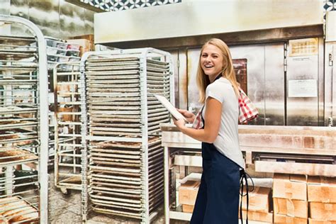 앞치마유니폼티셔츠축하소매를 입고 있는 가게내 빵집레스토랑에서 음식을 준비금발 머리 여성젊은 여성 제빵소매 업프로필 보기 T 셔츠에 대한 스톡 사진 및 기타 이미지 Istock