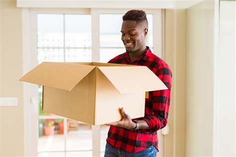 판지 상자를 들고 젊은 아프리카 계 미국인 남자 집에서 골판지 배달 패키지를 포장 가정 생활에 대한 스톡 사진 및 기타 이미지 가정 생활 나름 남자 Istock