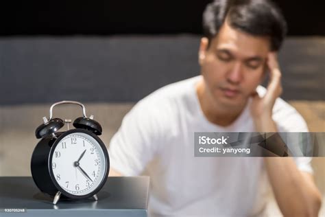 아시아 사람이 그의 문제에 대해 생각 하 고 밤에는 불면증과 수 면 장애를 겪고 침대에 앉아 눈 신체 부분에 대한 스톡 사진 및 기타 이미지 Istock