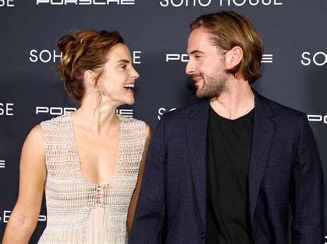 エマ・ワトソン、仲良しの弟と「腕組みツーショット」を披露 Frontrow