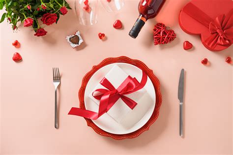 선물 레드 와인 한 병 장미 하트와 발렌타인 데이 테이블 장소 설정 0명에 대한 스톡 사진 및 기타 이미지 0명 개념 개체 그룹 Istock