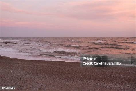핑크와 오렌지 사이의 부드러운 햇빛과 아름다운 일몰 풍경 우루과이 로차의 관광 도시 라 팔로마에서 여름 오후 를 찍은 평온함을 전달하는 사람이없는 이미지 0명에 대한 스톡