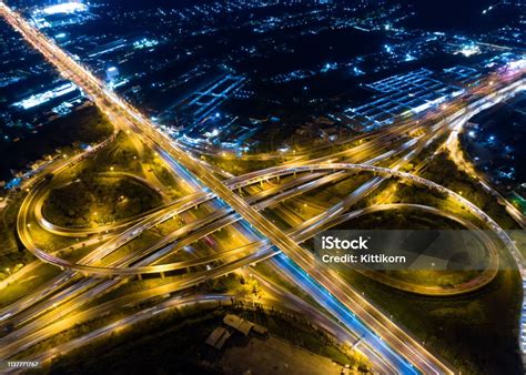 방콕 고속도로 상단 보기 고속도로 고속도로 및 밤에 고속도로를 통해 상단 보기 도시에 공중 보기 인터체인지 무인 항공기에서 촬영
