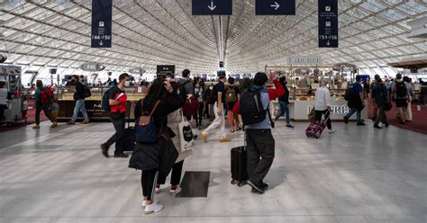Au Guichet El Al à Roissy Les Jeunes Réservistes De Tsahal Coupent La