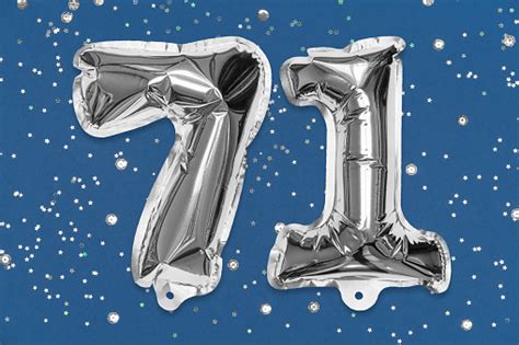 실버 호일 풍선 번호 스팽글과 파란색 배경에 숫자 칠십 하나 생일 인사말 카드 개념에 대한 스톡 사진 및 기타 이미지 개념 개체 그룹 공기 주입 Istock