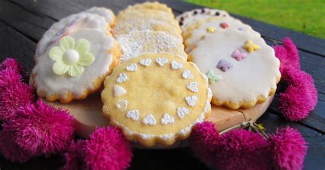 Маслени бисквити със захарна глазура