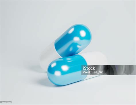 중립적인 배경에 흰색과 파란색의 캡슐 알약 한 쌍 의약품 3d 렌더링 0명에 대한 스톡 사진 및 기타 이미지 0명 3차원 형태 건강관리와 의술 Istock