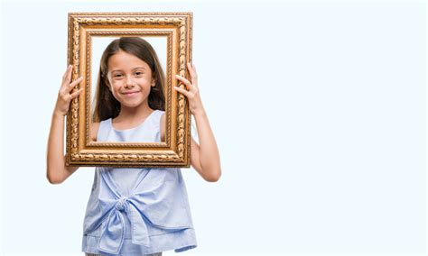 히스패닉계 여 자가 서 이빨을 보여주는 자신감 미소로 웃 고 행복 한 얼굴로 빈티지 아트 프레임을 들고 갈색 머리에 대한 스톡 사진 및 기타 이미지 Istock