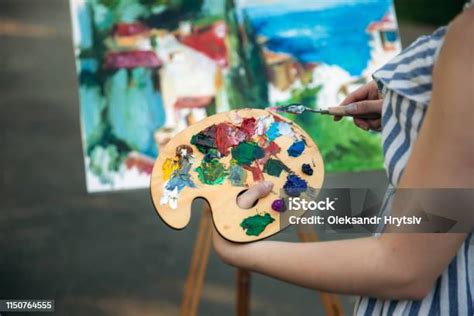 공원에서 그림을 그리는 아름 다운 금발 머리 소녀의 뒷 모습 중앙 선거 금발 머리에 대한 스톡 사진 및 기타 이미지 금발 머리 기술 나무 Istock