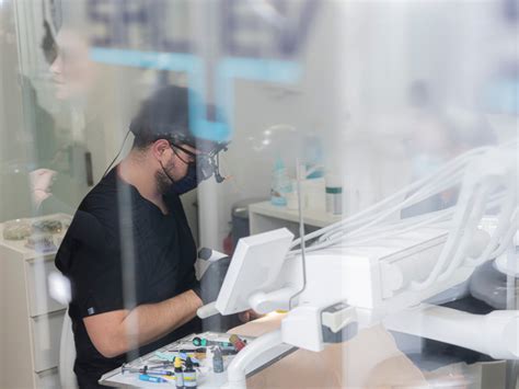 Д р Лора Якимова Зъболекар Стоматолог София Супердок