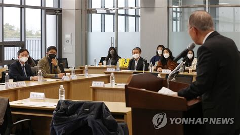 환영사 듣는 유홍림 서울대 총장 후보 연합뉴스