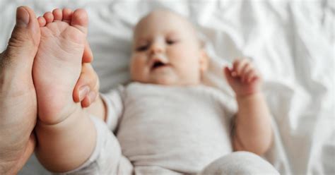 Почему у ребенка облазит кожа на ногах пальцах ног Theday