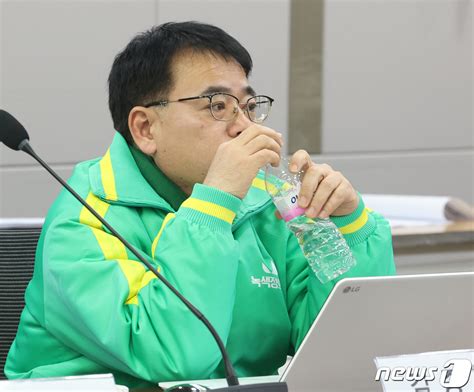 야 4당 시민회의 공동 정책토론회 물 마시는 김종민 녹색정의당 정책위의장 뉴스1