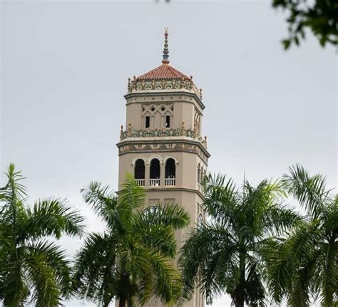 Exceso De Recintos Upr Y La Matrícula Con La Reversa Puesta