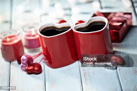 발렌타인 데이 커피 컵 쌍과 조명 장식 에 라이트 블루 복고풍 나무 배경 0명에 대한 스톡 사진 및 기타 이미지 0명 2월 공휴일 Istock