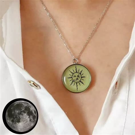 خرید و قیمت گردنبند ماه شب تاب طرح خورشید از غرفه بدلیجات شیک سامان
