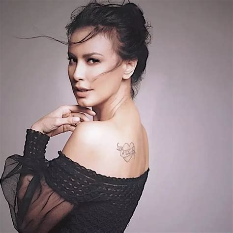 11 Artis Cewek Yang Bertato Punya Makna Tersendiri