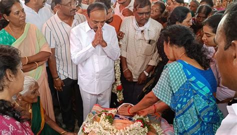 రోడ్డు ప్రమాదంలో సర్పంచ్ కొమురారెడ్డి మృతి