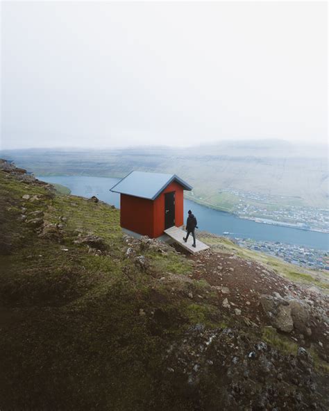 무료 이미지 하늘 건물 창문 경사 고지 목재 연안 및 해양 지형 지역 수평선 목초지 잔디 경치 시골집 고요한 곶 언덕 육지 되다